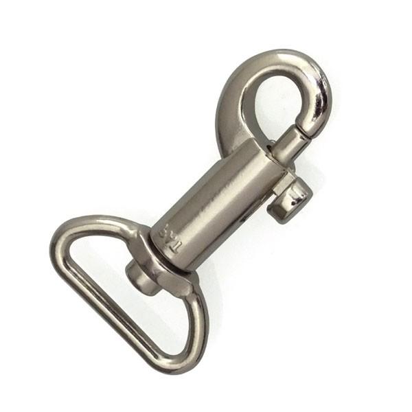 通し幅21mmナスカンです。「鉄砲ナスカン」と呼ばれるナスカンで、円筒形の本体に開閉用のボタンレバーがついています。フック部分とDカン部分の間があいている（本体が細長い）ため、ビジネスバッグの脇などによく使われています。亜鉛合金の本体に、表...