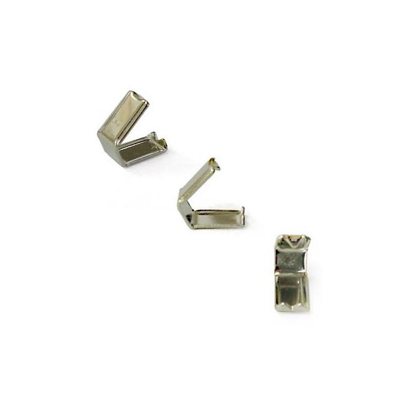 横噛みのツメTA-27は他のツメ金具と少々役割が異なる、異質な製品となります。 通常のツメは紐の流れている方向に同一によりそって巻き込む形になりますが、この横噛みのツメTA-27は紐の流れている方向に対して垂直に取付け、束ねる役割を果たしま...