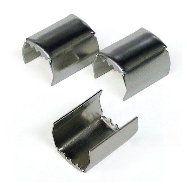 ツメ金具は別名「ツメ付きカシメ」とも呼ばれ、両側を折り込むことで紐などテープ状のものを固定します。カタカナの「コ」の字になっている真ん中のツメ(刺のついた歯)を紐に食い込ませ、長めの両端で紐を折り込ませることで、袋紐・テープ紐を固定させる金...