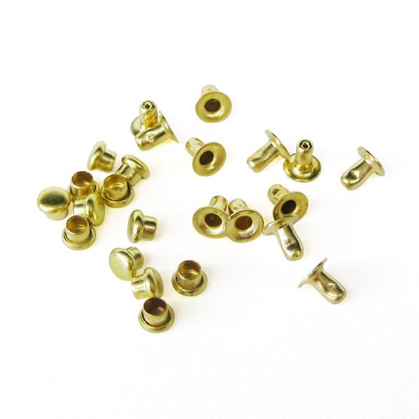 頭(メス)3.5mm、足(オス)4×4mmの極小サイズの「ミニカシメ」です。片面カシメで、軸径1.9mm。厚み4mm程度のものにお使いください。真鍮でつくった本体の表面に、シルバー色のニッケル鍍金、アンティーク鍍金、メタリックな光沢のあるブ...