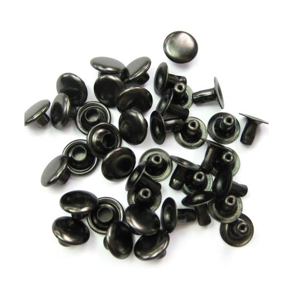 直径7mm片面カシメです。足の長さが短めなので、薄手の革や布にお勧め。真鍮製の本体に鍍金をかけて、シルバー、ブラック、アンティークの3色をご用意しました。ゴールド色は真鍮そのものの色を生かしたキリンス処理によるものです。製造加工すべて日本国...