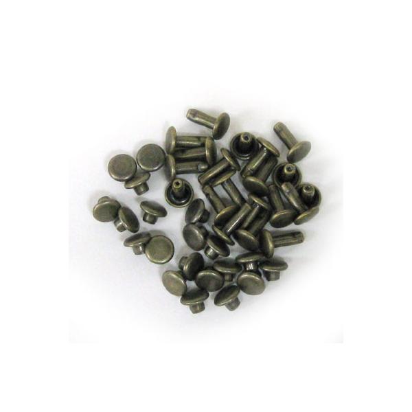 頭(メス)の直径6mm、足(オス)9mmの真鍮製の小カシメの足並です。真鍮製。両面タイプ。つけた革や布の裏側が、表と同じように綺麗に仕上ります。足軸径2.5mm。革や布の厚みが厚み6mm程度のものにお使いください。5mm以下の場合は足並タイ...