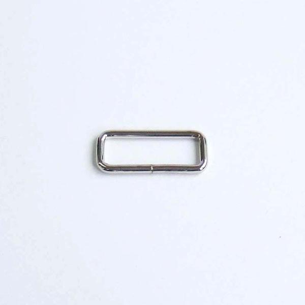 内径25×7mm、太さ2mmの鉄線を曲げて四角の形にした「小カン」です。本体は鉄製で、線の端は溶接していません。製造加工と鍍金加工は全て日本国内でおこなっています。