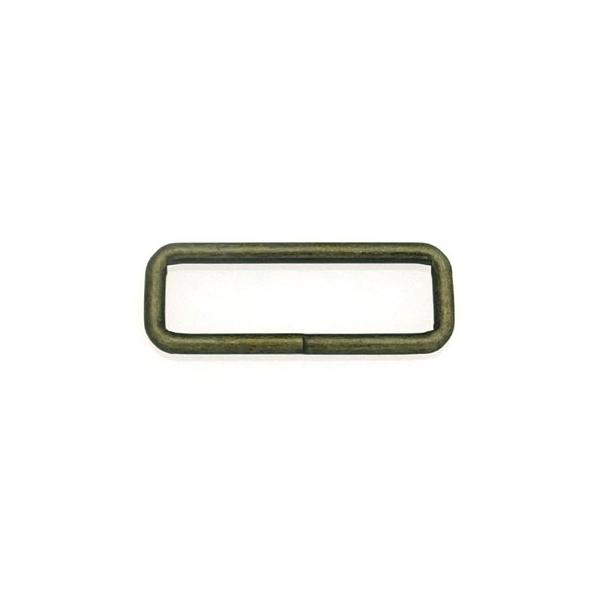 内径25×7mm、太さ2mmの鉄線を曲げて四角の形にした「小カン」です。本体は鉄製で、線の端は溶接していません。製造加工と鍍金加工は全て日本国内でおこなっています。