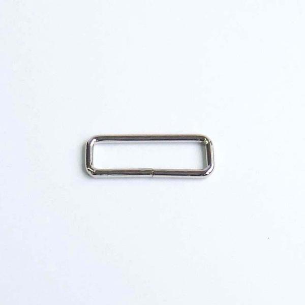内径30×7mm、太さ2mmの鉄線を曲げて四角の形にした「小カン」です。本体は鉄製で、線の端は溶接していません。製造加工と鍍金加工は全て日本国内でおこなっています。