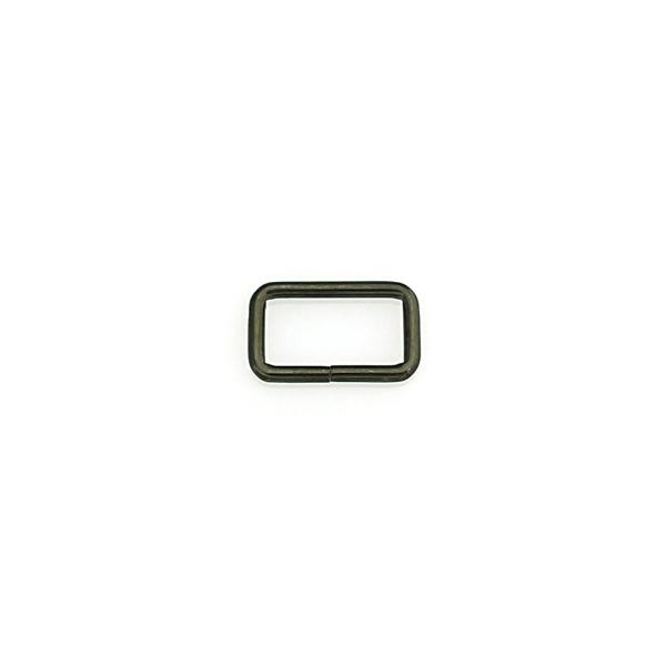 内径21×11mm、太さ3mmの鉄線を曲げて四角の形にした「角カン」です。本体は鉄製で、線の端は溶接していません。製造加工と鍍金加工は全て日本国内でおこなっています。