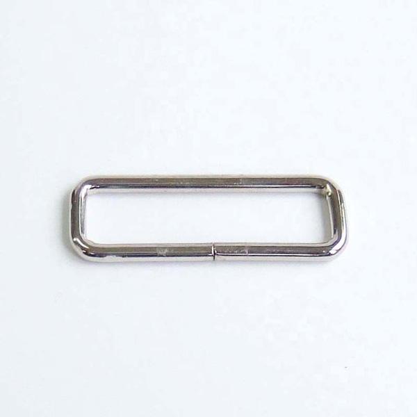 内径40×10mm、太さ3mmの鉄線を曲げて四角の形にした「小カン」です。本体は鉄製で、線の端は溶接していません。製造加工と鍍金加工は全て日本国内でおこなっています。