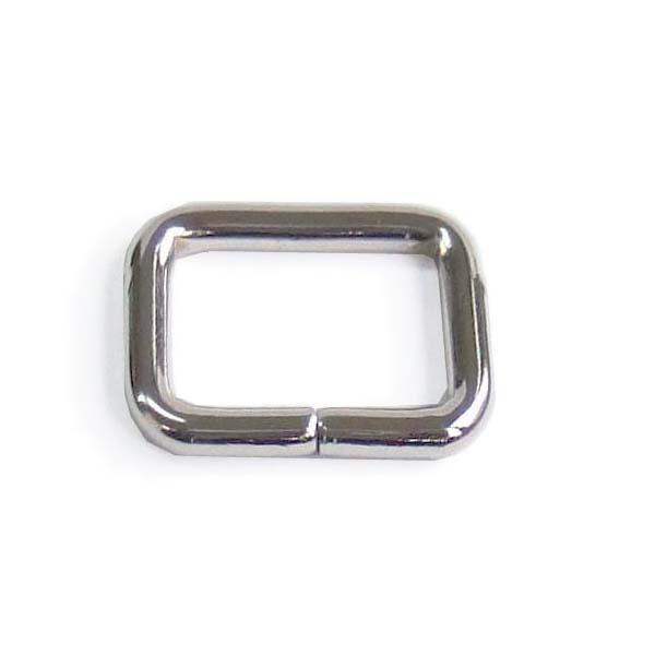 内径21×15mm、太さ4mmの鉄線を曲げて四角の形にした「角カン」です。本体は鉄製で、線の端は溶接していません。製造加工と鍍金加工は全て日本国内でおこなっています。