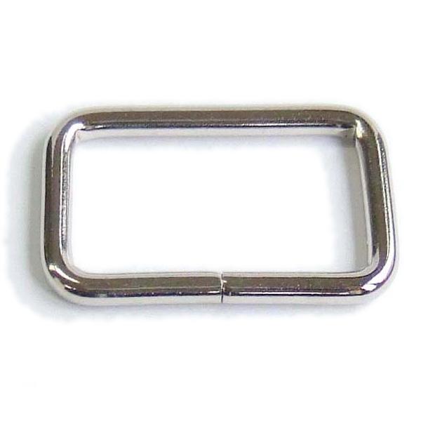 内径35×20mm、太さ4mmの鉄線を曲げて四角の形にした「角カン」です。本体は鉄製で、線の端は溶接していません。製造加工と鍍金加工は全て日本国内でおこなっています。