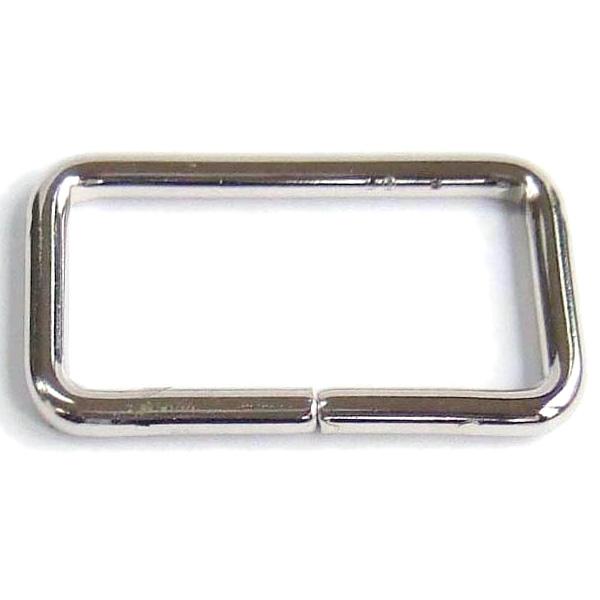 内径40×20mm、太さ4mmの鉄線を曲げて四角の形にした「角カン」です。本体は鉄製で、線の端は溶接していません。製造加工と鍍金加工は全て日本国内でおこなっています。