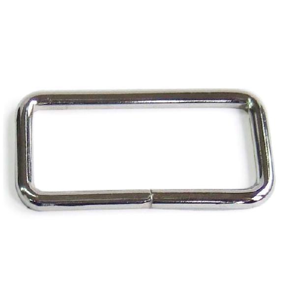 内径45×20mm、太さ4mmの鉄線を曲げて四角の形にした「角カン」です。本体は鉄製で、線の端は溶接していません。製造加工と鍍金加工は全て日本国内でおこなっています。