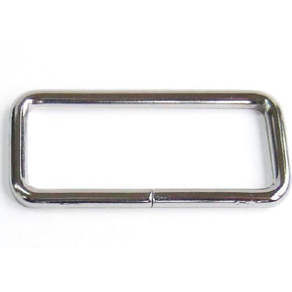 内径50×20mm、太さ4mmの鉄線を曲げて四角の形にした「角カン」です。本体は鉄製で、線の端は溶接していません。製造加工と鍍金加工は全て日本国内でおこなっています。