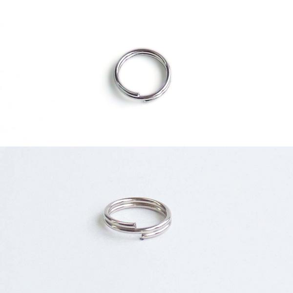 リングの内径が約1cmという大きめの二重カンです。鉄線の太さは約1mmと太めですが、リング内径に対しては細いため、手で開けることは難しくありません。鉄製の本体表面はニッケルメッキで加工されており、耐久性と美観を整えています。アクセサリーや、...