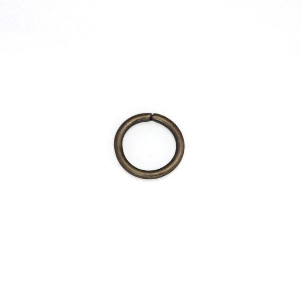 「丸カン2×12」は、リングの内径が約12mm、本体の鉄線太さが約2mmの丸い輪のカン金具。本体は鉄製ですが、表面にニッケル、ゴールド、アンティークの鍍金をかけて仕上げています。線の先端は溶接していません。なお当店の丸カンは全て在庫を持って...