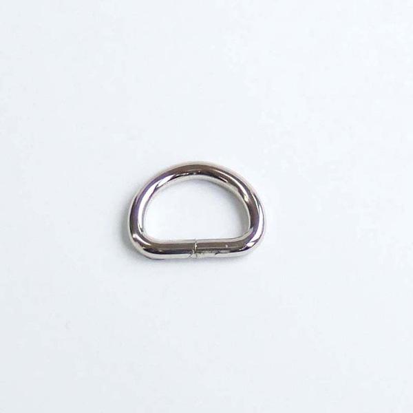 通し幅15mmの大きいサイズのDカン金具。外径寸法：約21×12mm。線の太さ3mmの鉄線を曲げて半円の形にしています。線の先端は溶接していません。鉄製の本体に、ニッケル、アンティーク、黒ニッケルの鍍金をかけて仕上げています。