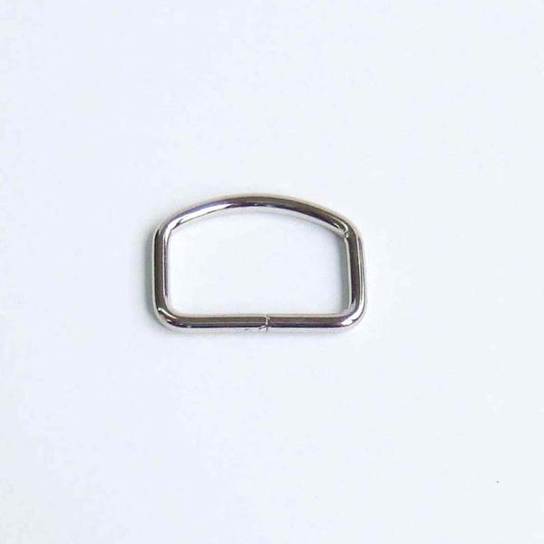 通し幅21mmの懐が四角いDカン金具が、本製品「21mm月カン」です。太さ2.4mmの鉄線に曲げ加工を施し、内径寸法22×15mmとなるDの形にしています。線の先端同士は溶接させていません。Dカンよりも通した紐などを左右にゆらさないものにお...