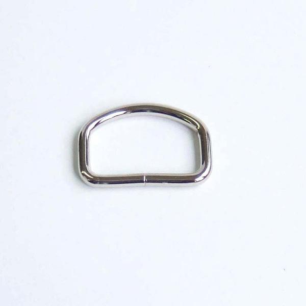 通し幅24mmの懐が四角いDカン金具が、本製品「24mm月カン」です。太さ2.9mmの鉄線に曲げ加工を施し、内径寸法24×16mmとなるDの形にしています。線の先端同士は溶接させていません。Dカンよりも通した紐などを左右にゆらさないものにお...