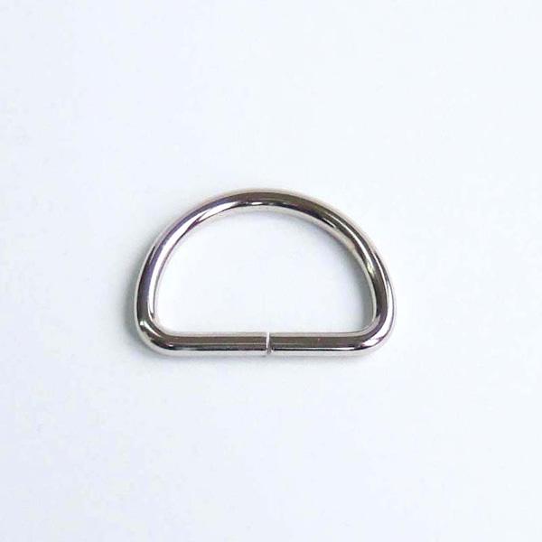通し幅25mmの大きいサイズのDカン金具。外径寸法：約31×23mm。線の太さ3mmの鉄線を曲げて半円の形にしています。線の先端は溶接していません。鉄製の本体に、ニッケル、アンティーク、黒ニッケルの鍍金をかけて仕上げています。