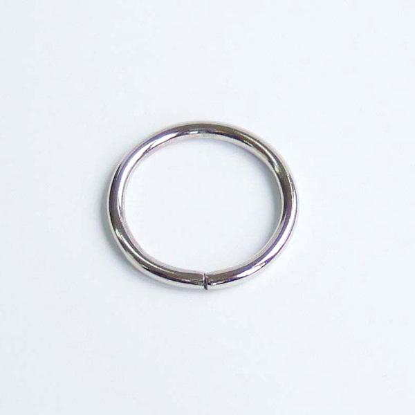 「丸カン3×25」は、リングの内径が約25mm、本体の鉄線太さが約3mmの丸い輪のカン金具。線の先端は溶接していません。本体は鉄製ですが、表面にニッケル鍍金・アンティーク鍍金、2種類の鍍金をかけて仕上げています。ニッケル鍍金はスタンダードな...