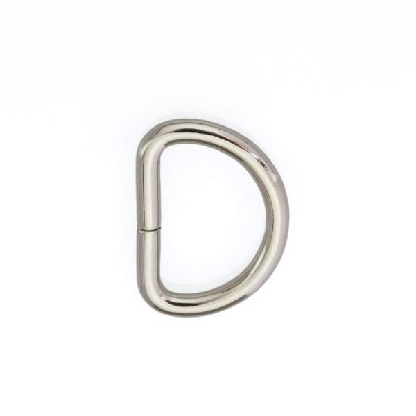 通し幅25mmの大きいサイズのDカン金具。外径寸法：約33×23mm。線の太さ4mmの鉄線を曲げて半円の形にしています。線の先端は溶接していません。鉄製の本体に、ニッケルの鍍金をかけて仕上げています。