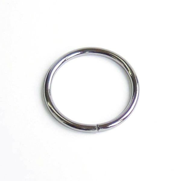 「丸カン3×30」は、リングの内径が約30mm、本体の鉄線太さが約3mmの丸い輪のカン金具。線の先端は溶接していません。本体は鉄製ですが、表面にニッケル鍍金・アンティーク鍍金、2種類の鍍金をかけて仕上げています。ニッケル鍍金はスタンダードな...