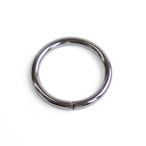 「丸カン4×30」は、リングの内径が約30mm、本体の鉄線太さが約4mmの丸い輪のカン金具。線の先端は溶接していません。本体は鉄製ですが、表面にニッケル鍍金・アンティーク鍍金、2種類の鍍金をかけて仕上げています。ニッケル鍍金はスタンダードな...