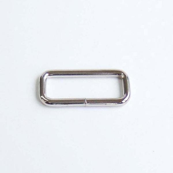 内径30×10mm、太さ3.2mmの鉄線を曲げて四角の形にした「小カン」です。本体は鉄製で、線の端は溶接していません。製造加工と鍍金加工は全て日本国内でおこなっています。