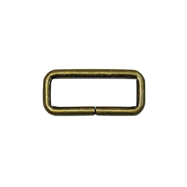 内径30×10mm、太さ3.2mmの鉄線を曲げて四角の形にした「小カン」です。本体は鉄製で、線の端は溶接していません。製造加工と鍍金加工は全て日本国内でおこなっています。