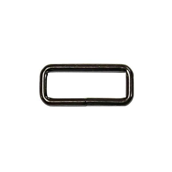 内径30×10mm、太さ3.2mmの鉄線を曲げて四角の形にした「小カン」です。本体は鉄製で、線の端は溶接していません。製造加工と鍍金加工は全て日本国内でおこなっています。