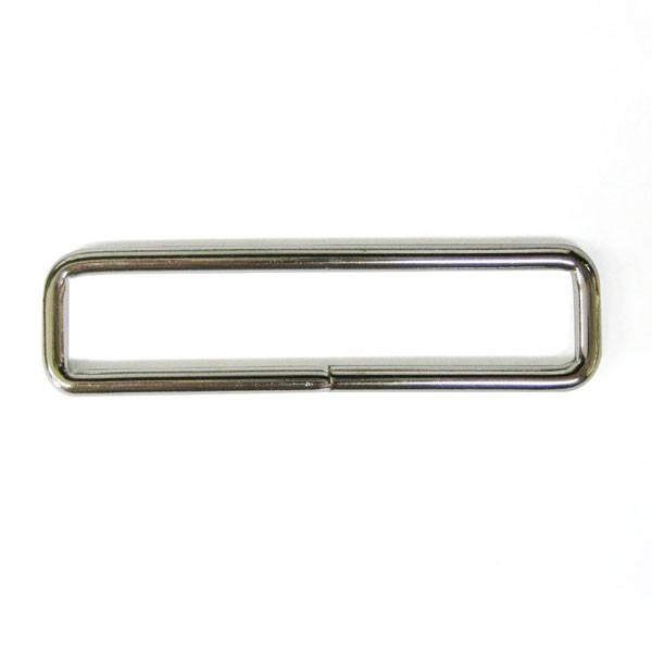 内径50×10mm、太さ3.5mmの鉄線を曲げて四角の形にした「小カン」です。本体は鉄製で、線の端は溶接していません。製造加工と鍍金加工は全て日本国内でおこなっています。