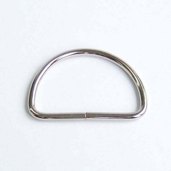 通し幅40mmの大きいサイズのDカン金具。外径寸法：約46×31mm。線の太さ3mmの鉄線を曲げて半円の形にしています。線の先端は溶接していません。鉄製の本体に、ニッケル、アンティーク、黒ニッケルの鍍金をかけて仕上げています。