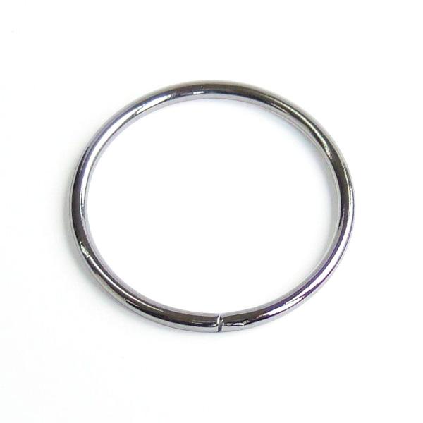 「丸カン3×40」は、リングの内径が約40mm、本体の鉄線太さが約3mmの丸い輪のカン金具。線の先端は溶接していません。本体は鉄製ですが、表面にニッケル鍍金・アンティーク鍍金、2種類の鍍金をかけて仕上げています。ニッケル鍍金はスタンダードな...