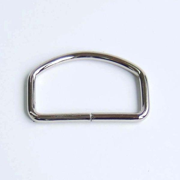 通し幅40mmの懐が四角いDカン金具が、本製品「40mm月カン」です。太さ3.5mmの鉄線に曲げ加工を施し、内径寸法40×24mmとなるDの形にしています。線の先端同士は溶接させていません。Dカンよりも通した紐などを左右にゆらさないものにお...