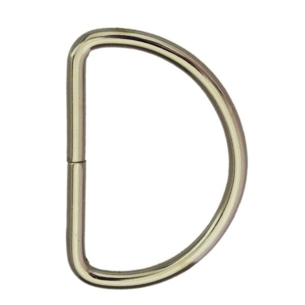 通し幅45mmの大きいサイズのDカン金具。外径寸法：約53×40mm。線の太さ4mmの鉄線を曲げて半円の形にしています。線の先端は溶接していません。鉄製の本体に、ニッケルの鍍金をかけて仕上げています。