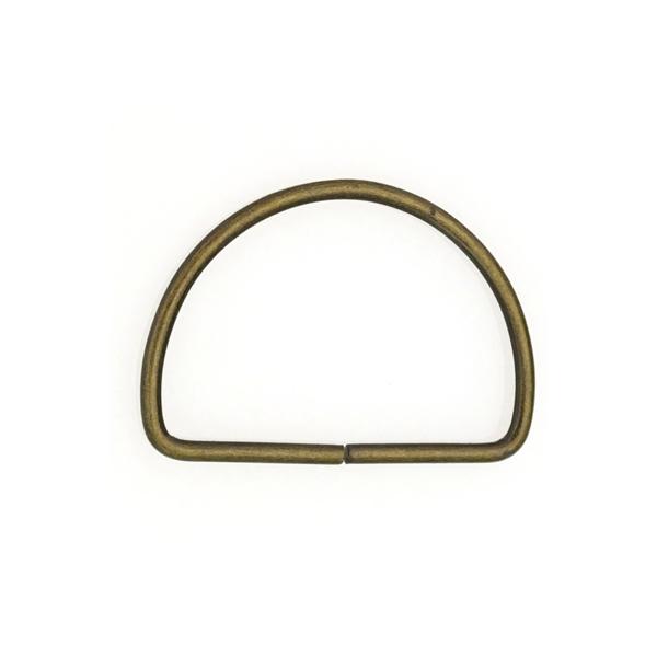 通し幅50mmの大きいサイズのDカン金具。外径寸法：56×41mm。線の太さ3mmの鉄線を曲げて半円の形にしています。線の先端は溶接していません。鉄製の本体に、ニッケル、アンティークの鍍金をかけて仕上げています。