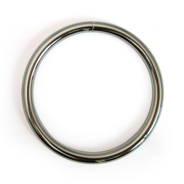 「丸カン5×50」は、リング外径が約6cmある非常に大きいリング金具。太さ約5mmの鉄線に曲げ加工を施し、丸い輪っかの形に成形しました。本体が非常に大きいため、線の端同士は溶接加工しており、つなぎ目はあまり目立ちません。本体は鉄製ですが、表...