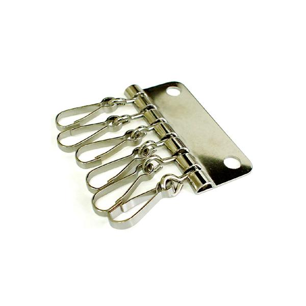 ニッケル色、一般的にはシルバータイプと呼ばれるキーケースの金具6連タイプです。実用的な皮製小物を製作されている方にオススメしたい品。このキーケース金具は、長さがほぼ5cm幅6cm程度の小型タイプ。取付には、ニッケル色の中カシメをオススメしま...