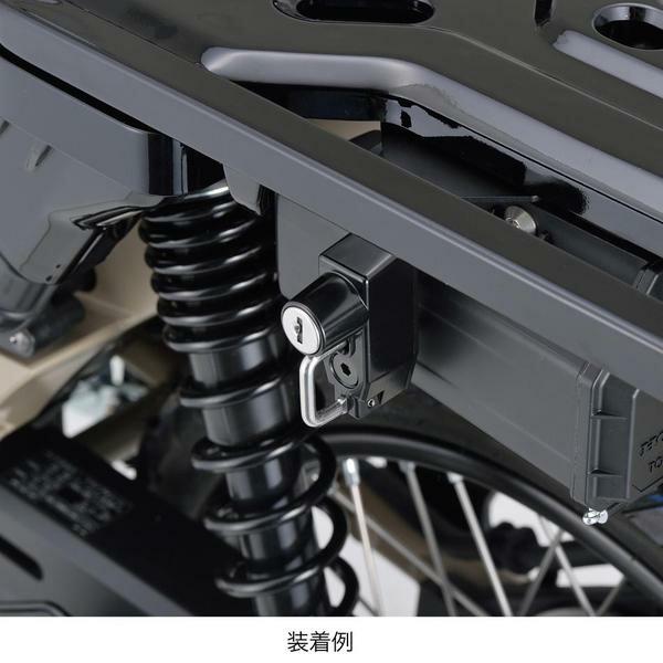 純正ライクな見た目で車両の雰囲気を崩さないヘルメットホルダー。車種専用設計なので、スマートに取り付けができます。◆適合車種：HONDA CT125（'20） [JA55]※純正ツールボックスと共締めとなります。※カギのみの補修設定はありませ...