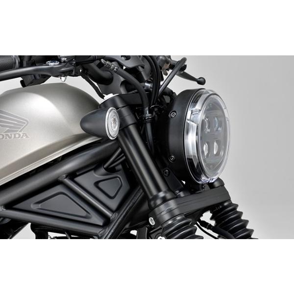 φ45mmの継ぎ目の無い鋼管を拡管加工したフォークカバーがRebelのタフなイメージを強調します。車体のイメージと調和する マットブラック塗装仕上げ。フロントフォークブーツとの同時装着により、ブラックアウトスタイルをいっそう引き立てます。◆...