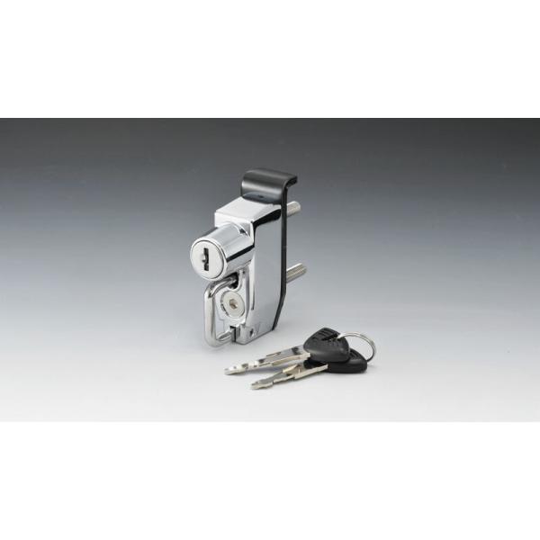 外出先等で重宝するヘルメットロックです。ショッピングや観光中にヘルメットをロックする事で、身軽に行動する事が可能になります。※本製品は仮組状態で出荷させていただいております。お取り付け時には必ず各部の本締め作業を行ってください。また、ヘルメ...