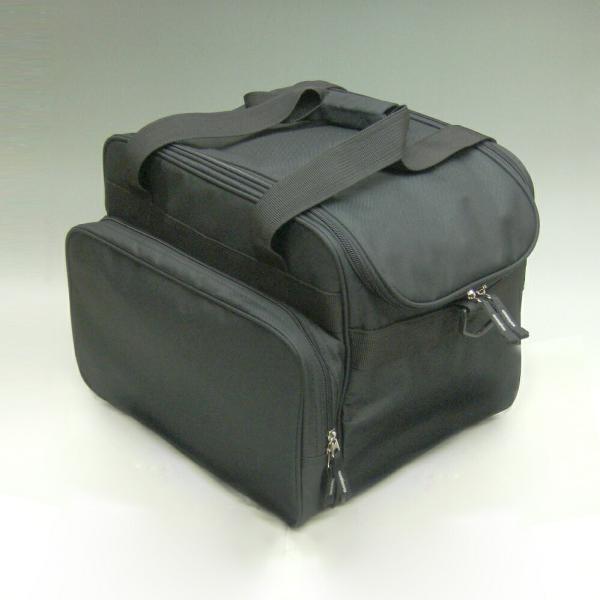 幅広いタイプのヘルメットが収納可能な、スクエア形状のヘルメット用キャリングバッグ。緩衝材と起毛素材の裏地を採用し、大切なヘルメットの塗装面やシールドを傷や汚れから保護いたします。シンプルなデザインで使い勝手の良いサイズなので、ウエアを入れた...