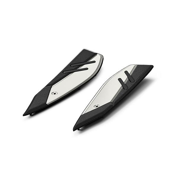 足元をよりスタイリッシュに演出するフットパネル。XMAXのロゴが刻印されたアルミパーツとラバーパッドが一体となったフロアフットパネル。フットレストに装着し、スタイリッシュな印象を与えます。車体に穴あけ加工不要で取り付けが可能です。◆適合車種...