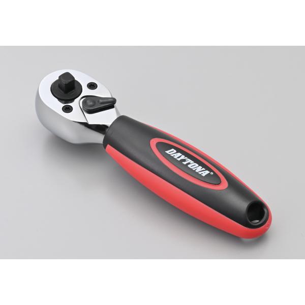 これひとつで1/4と3/8サイズのソケットが使用できる1/4角と3/8角のダブルヘッドラチェットレンチ。手のひらに収まるサイズで、狭い場所でも使いやすく、工具箱の中でもかさばりません。ラチェットの最小回転角は5°（72ギア）と細かい回転にも...