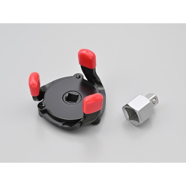 汎用のオイルフィルター取り外し専用工具。対応径61~95mm、差込角3/8インチ(9.5mm)。1/2インチ(12.7mm)六角二面幅21mmのアダプター付き。緩める方向に回すと爪部分が締まって力が掛かる仕組みです。※取り外し専用工具です。...