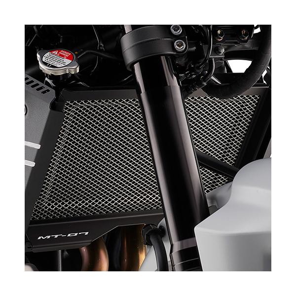 ラジエターを保護しつつドレスアップができるラジエターカバー。走行中の小石等によるラジエター損傷を可能な限り保護します。軽量かつ高強度なアルミ素材に耐久性を向上させるコーティングが施されています。MT-07のロゴ入りの為、ドレスアップとしても...