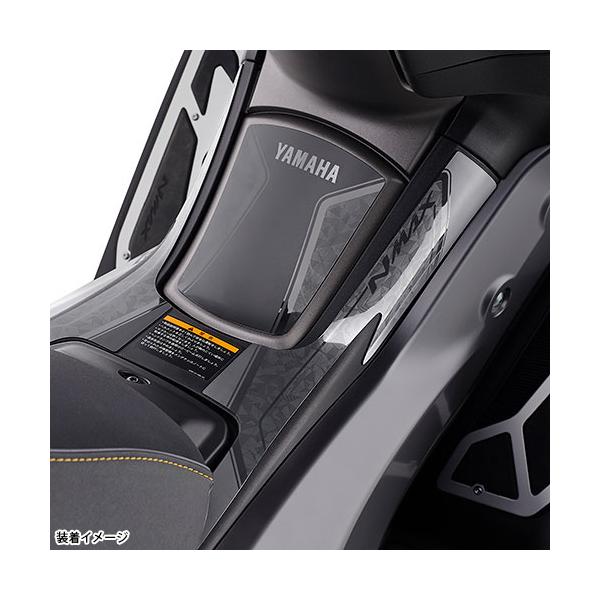 乗り降りの際の擦れ傷から車体のコンソール部を保護するプロテクション製品。新たに採用されたライン印刷のプリズムパターンは、見る角度によって変化する光沢具合を楽しむことでき、NMAXの上質感を高めます。◆適合車種：YAMAHA NMAX155 ...