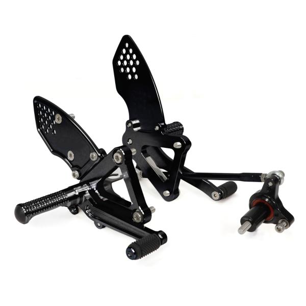 最新の車体に、よりネオクラシックテイストを付与するバックステップ。MT-09ベースのデザインが多い中、XSR900専用に設計。極力装飾を抑えて飽きの来ない輪郭に仕上げました。80年代カスタムシーンをイメージして、特にチェンジ側は大きく構造を...