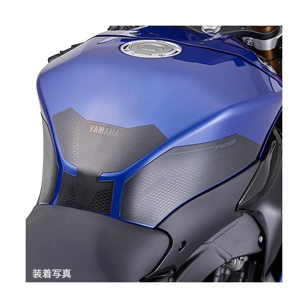 デザイン性と機能性を両立したスタイリッシュなプロテクションパッド。車体にマッチしたデザイン性とニーグリップがしやすくなる機能性を追求し、新印刷技術を採用することで実現しました。◆適合車種：YAMAHA YZF-R9 ('25-)◆適合機種コ...