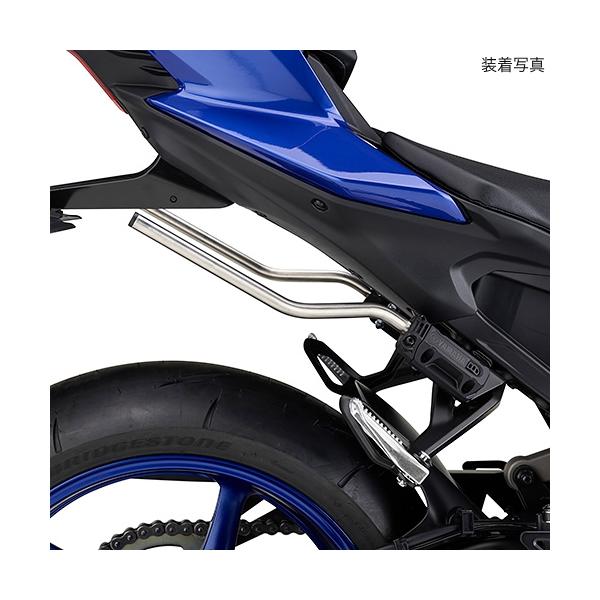別売りのソフトサイドバッグ装着用の専用ステー。バッグを使用しないときにはサポートバーを簡単に取り外しできます。装着時は車両純正装着のヘルメットホルダーを取り外す必要があります。◆適合車種：YAMAHA YZF-R9 ('25-)◆適合機種：...
