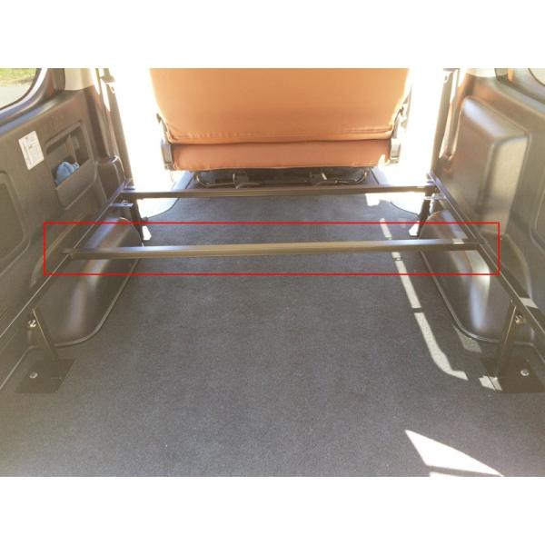 ハイエース 200系 標準  ベッドキット 補強フレーム１本です。画像の赤線部分です。補強部分のフレーム１本です。フレームの色は黒色塗装済みです。補強バーのサイズは123cmで3cm四方となります。補助バーの全長は123cmです。左右の間は...